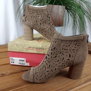 American Rag | Shoes | American Rag Glial Taupe Laser Cut Open Toe ...